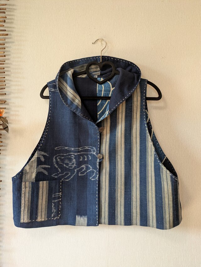 古布リメイク リバーシブルミニフード ゆったり幅ベスト 筒描き 藍染 古布 着物リメイク 絵絣 | iichi 日々の暮らしを心地よくするハンドメイドやアンティークのマーケットプレイス