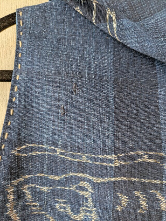 古布リメイク リバーシブルミニフード ゆったり幅ベスト 筒描き 藍染 古布 着物リメイク 絵絣 | iichi 日々の暮らしを心地よくするハンドメイドやアンティークのマーケットプレイス