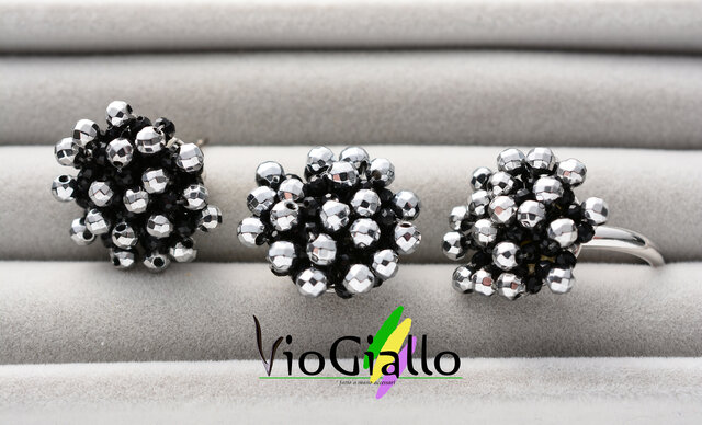 ヘマタイトとオニキスの花リング | iichi 日々の暮らしを心地よくするハンドメイドやアンティークのマーケットプレイス