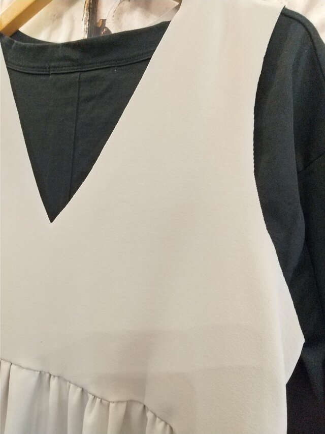 Vネック2段フリルジャンバースカート | iichi 日々の暮らしを心地よくするハンドメイドやアンティークのマーケットプレイス