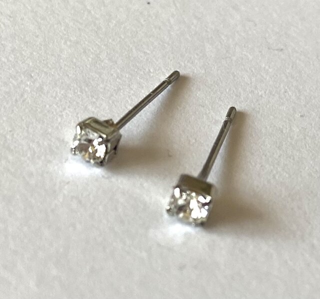 【オーストリア製 swarovski クリスタル 3mm 極小 ピアス】のコピー | iichi 日々の暮らしを心地よくするハンドメイドやアンティークのマーケットプレイス