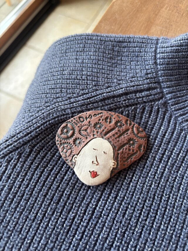 顔ブローチ マダムa | iichi 日々の暮らしを心地よくするハンドメイドやアンティークのマーケットプレイス