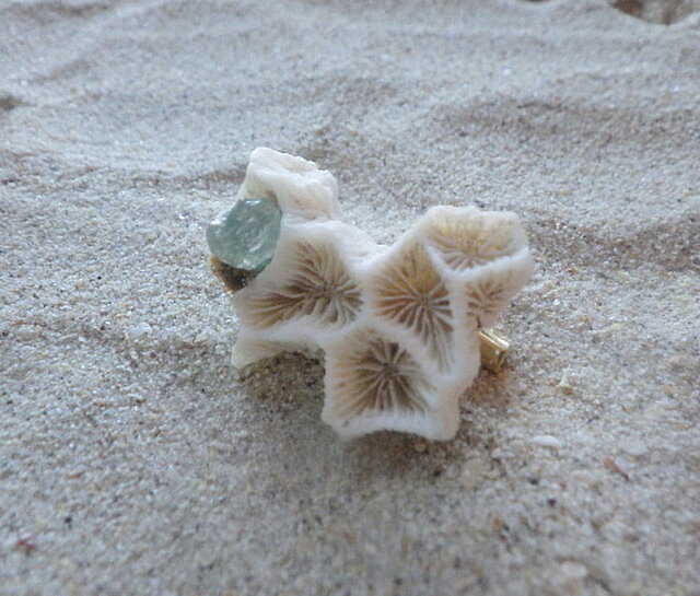 To the Calm Sea 海の贈り物☆アクアマリン原石のブローチ | iichi 日々の暮らしを心地よくするハンドメイドやアンティークのマーケットプレイス