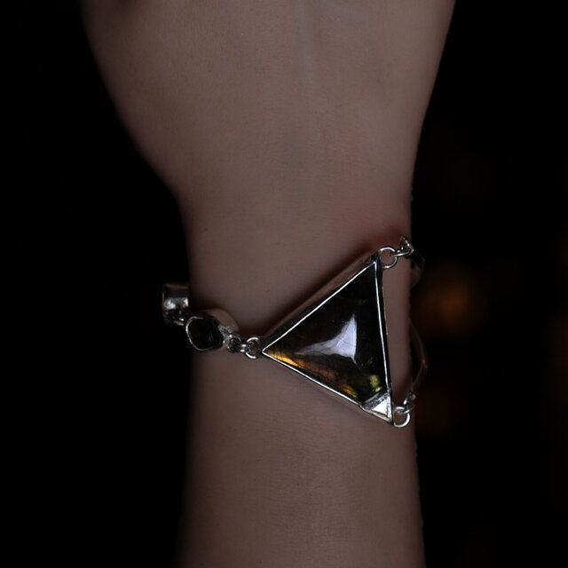 スペクトロライトラブラドライトの火造りブレスレット | iichi 日々の暮らしを心地よくするハンドメイドやアンティークのマーケットプレイス