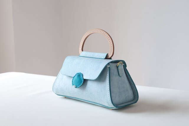 本革手作りのショルダーバッグ– 立体的な貝殻モチーフが魅力的 | iichi 日々の暮らしを心地よくするハンドメイドやアンティークのマーケットプレイス