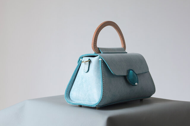本革手作りのショルダーバッグ– 立体的な貝殻モチーフが魅力的 | iichi 日々の暮らしを心地よくするハンドメイドやアンティークのマーケットプレイス