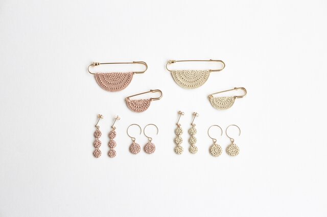 puff S3 耳飾り（シラカシ） | iichi 日々の暮らしを心地よくするハンドメイドやアンティークのマーケットプレイス