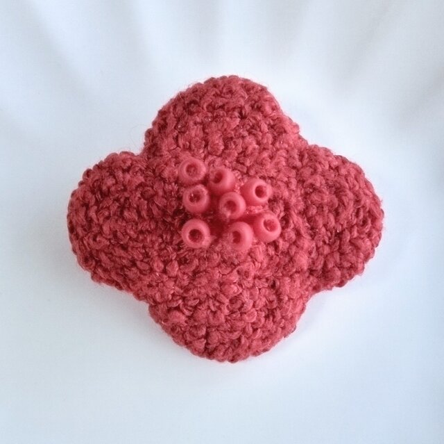 レンガ色 つぶつぶもこもこ お花のビーズ刺繍ブローチ | iichi 日々の暮らしを心地よくするハンドメイドやアンティークのマーケットプレイス