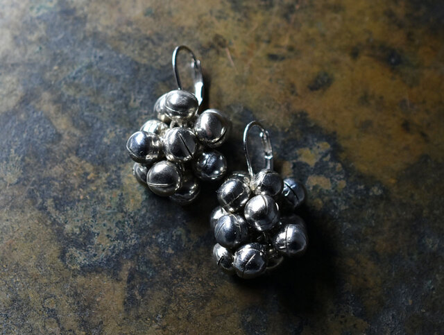 たわわな鈴のポンポンピアス | iichi 日々の暮らしを心地よくするハンドメイドやアンティークのマーケットプレイス