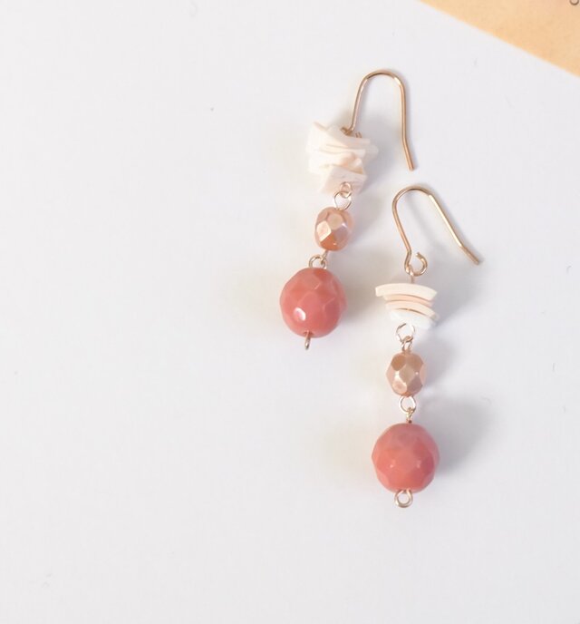 PG178 甘酸っぱいチェリーカラーとピンクシェルのピアス（パーツ変更可能） | iichi 日々の暮らしを心地よくするハンドメイドやアンティークのマーケットプレイス