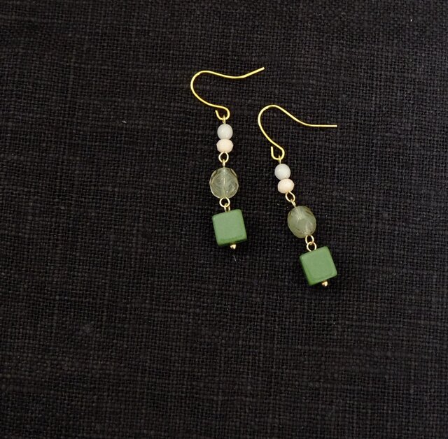 G145【数量限定】ボタニカルの雰囲気で、グリーンのピアス（パーツ変更可能） | iichi 日々の暮らしを心地よくするハンドメイドやアンティークのマーケットプレイス