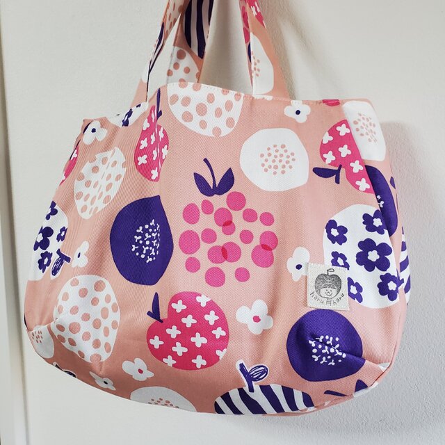 普段使いのマチたっぷりトートバッグ 北欧 フルーツ柄 | iichi 日々の暮らしを心地よくするハンドメイドやアンティークのマーケットプレイス