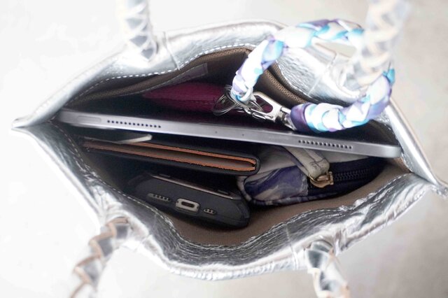 光をまとう日本製レザーのペタンコトートバッグ・＃SILVER | iichi 日々の暮らしを心地よくするハンドメイドやアンティークのマーケットプレイス