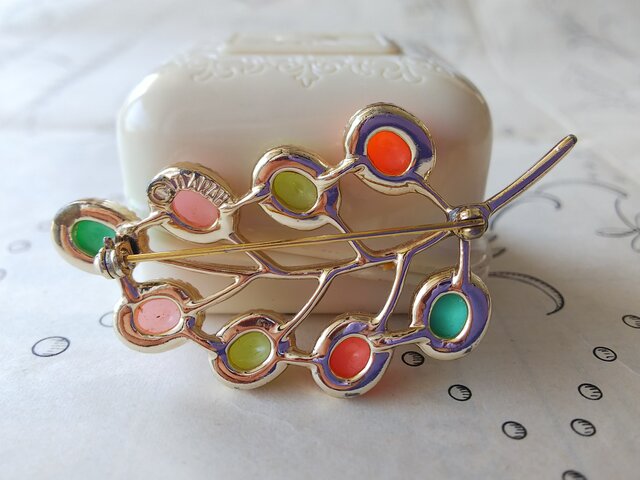 ヴィンテージ パステル・ビタミンカラーのLeafブローチ | iichi 日々の暮らしを心地よくするハンドメイドやアンティークのマーケットプレイス