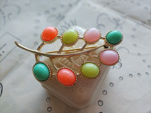 ヴィンテージ パステル・ビタミンカラーのLeafブローチ | iichi 日々の暮らしを心地よくするハンドメイドやアンティークのマーケットプレイス