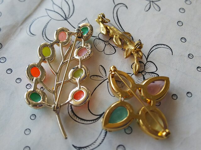 ヴィンテージ パステル・ビタミンカラーのLeafブローチ | iichi 日々の暮らしを心地よくするハンドメイドやアンティークのマーケットプレイス