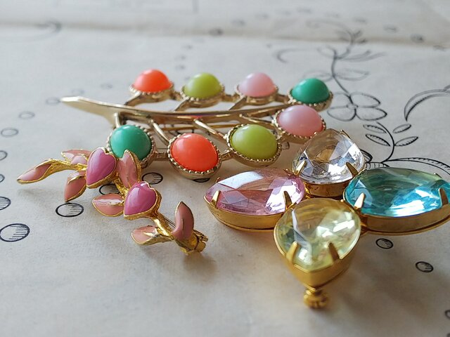 ヴィンテージ パステル・ビタミンカラーのLeafブローチ | iichi 日々の暮らしを心地よくするハンドメイドやアンティークのマーケットプレイス