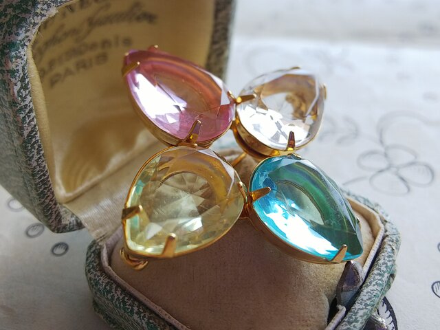 ヴィンテージ パステルカラーの雫Leaf ブローチ | iichi 日々の暮らしを心地よくするハンドメイドやアンティークのマーケットプレイス