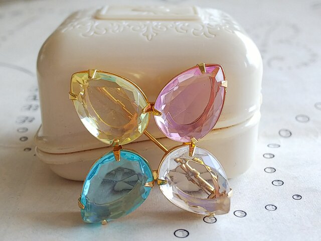 ヴィンテージ パステルカラーの雫Leaf ブローチ | iichi 日々の暮らしを心地よくするハンドメイドやアンティークのマーケットプレイス