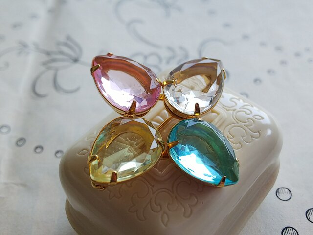 ヴィンテージ パステルカラーの雫Leaf ブローチ | iichi 日々の暮らしを心地よくするハンドメイドやアンティークのマーケットプレイス