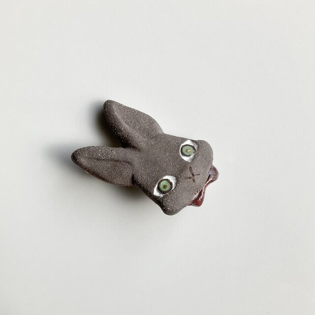 陶ブローチ 賢治の兎 | iichi 日々の暮らしを心地よくするハンドメイドやアンティークのマーケットプレイス