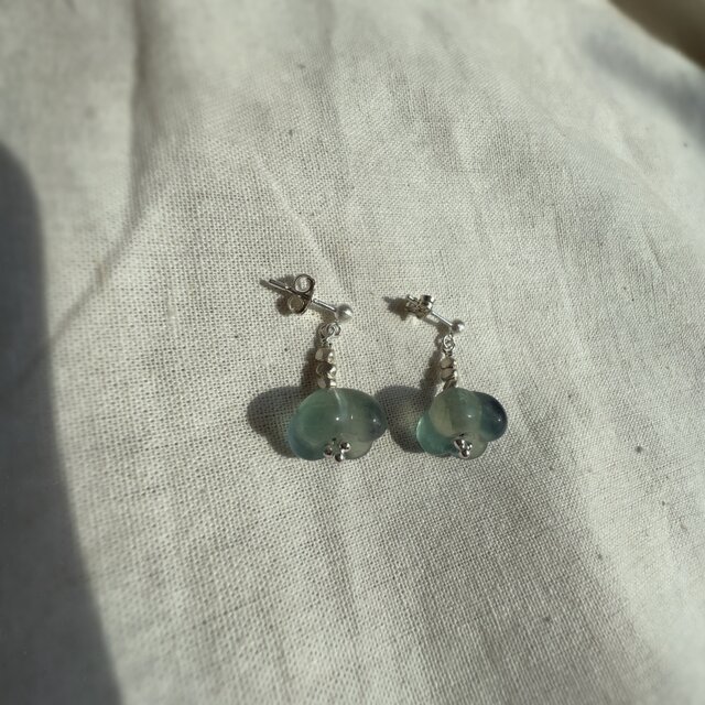 フローライト花ピアス | iichi 日々の暮らしを心地よくするハンドメイドやアンティークのマーケットプレイス