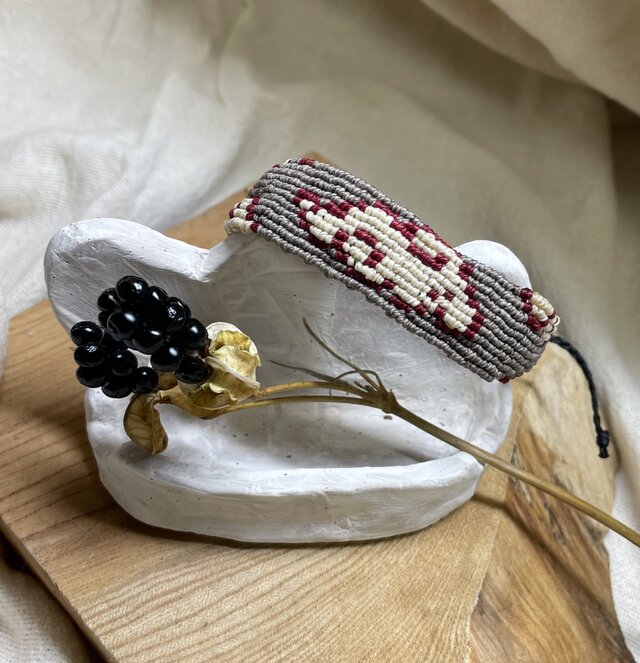 雲☁️のマクラメブレスレット | iichi 日々の暮らしを心地よくするハンドメイドやアンティークのマーケットプレイス