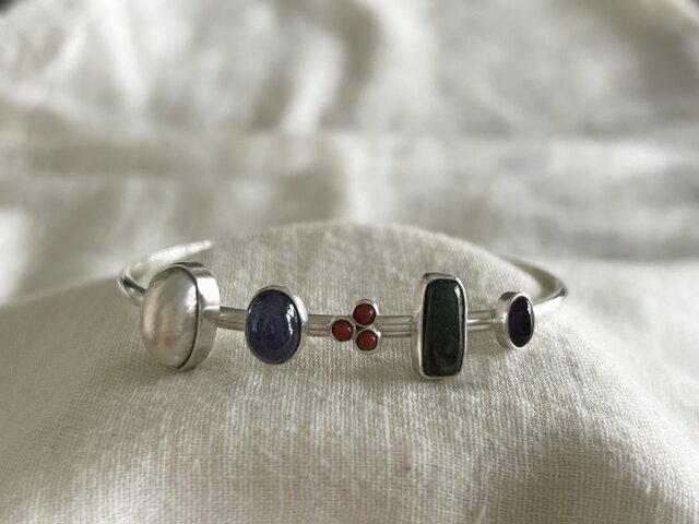 宝石箱のバングル | iichi 日々の暮らしを心地よくするハンドメイドやアンティークのマーケットプレイス