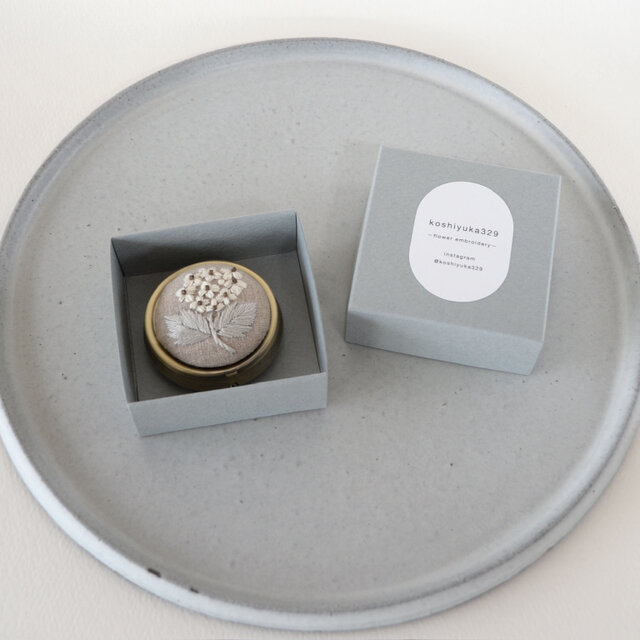 チューリップ刺繍 ピルケース オーバル アッシュブルー | iichi 日々の暮らしを心地よくするハンドメイドやアンティークのマーケットプレイス