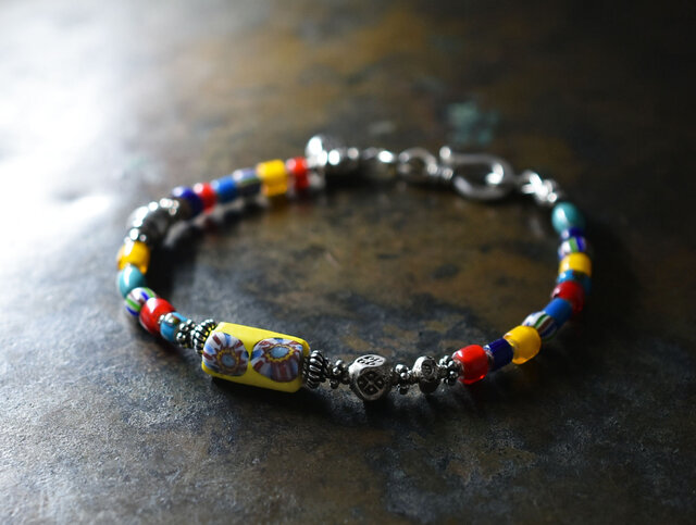 シェブロン柄ミルフィオリビーズとカレンシルバー、カラフルヴェネチアアンティークビーズ、ターコイズのブレス | iichi 日々の暮らしを心地よくするハンドメイドやアンティークのマーケットプレイス