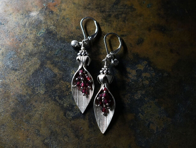 葉っぱのようなカレンシルバーとたわわなガーネット、インドシルバー鈴のピアス | iichi 日々の暮らしを心地よくするハンドメイドやアンティークのマーケットプレイス