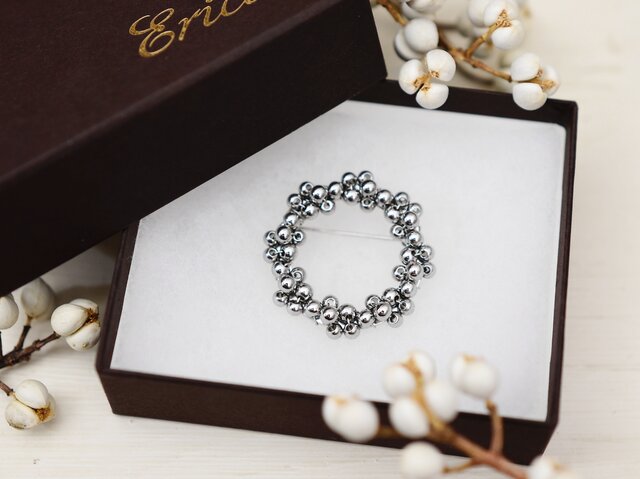 【ブローチ・S（M／Lに変更可能）】シルバーの実 リース（ステンレス） | iichi 日々の暮らしを心地よくするハンドメイドやアンティークのマーケットプレイス