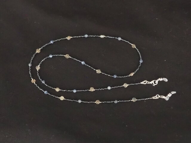 ラブラドライト、アイオライトの眼鏡チェーン(2way) | iichi 日々の暮らしを心地よくするハンドメイドやアンティークのマーケットプレイス