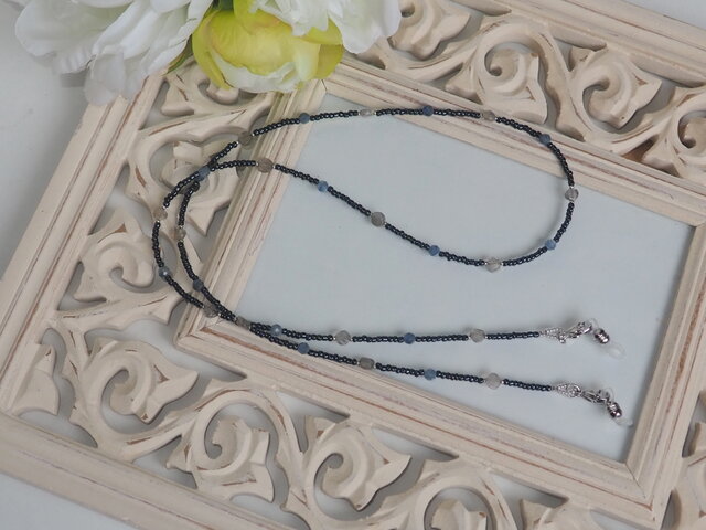 ラブラドライト、アイオライトの眼鏡チェーン(2way) | iichi 日々の暮らしを心地よくするハンドメイドやアンティークのマーケットプレイス