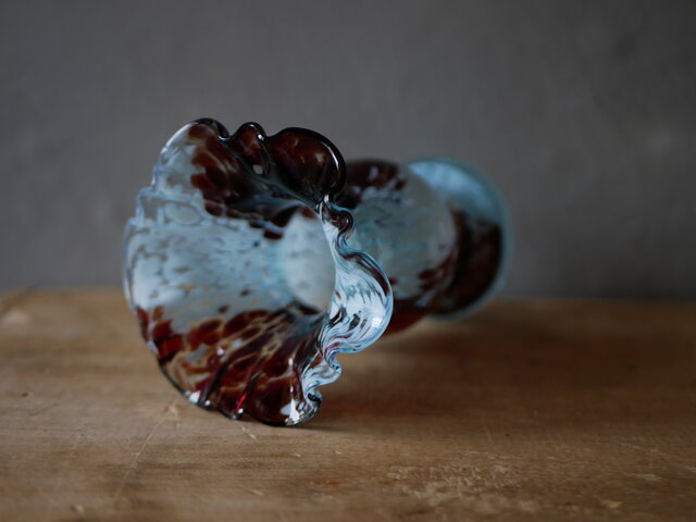 クリシー オパリンガラス スカイブルー×ブラウン フラワーベース フランスヴィンテージ | iichi 日々の暮らしを心地よくするハンドメイドやアンティークのマーケットプレイス