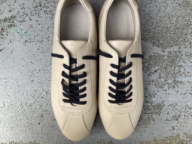 【新作 ベージュ】ふわっとしたクッションで人気のEMAのスニーカー | iichi 日々の暮らしを心地よくするハンドメイドやアンティークのマーケットプレイス