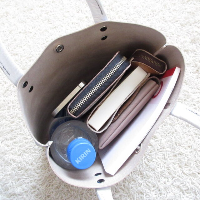 《牛革》new♪スクエアミニトート・ソフトシュリンク・ライトパープル・0487 | iichi 日々の暮らしを心地よくするハンドメイドやアンティークのマーケットプレイス