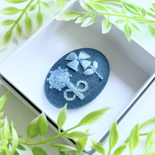 北欧風お花の刺繍ブローチ(hokuo）#362 | iichi 日々の暮らしを心地よくするハンドメイドやアンティークのマーケットプレイス