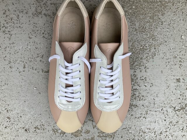 【桜カラー 新色限定】クラシックなデザインEMAのスニーカー/ピンクベージュ/ラメシルバー | iichi 日々の暮らしを心地よくするハンドメイドやアンティークのマーケットプレイス