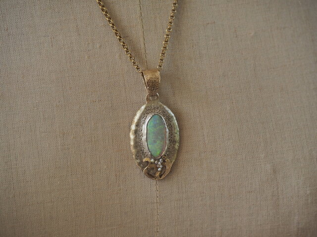 虹色の通路 オパール | iichi 日々の暮らしを心地よくするハンドメイドやアンティークのマーケットプレイス