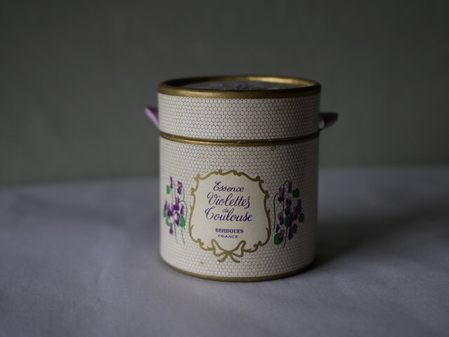 TOULOUSE スミレの香水 フランスアンティーク ベルドゥ社 アンティークのある生活 | iichi 日々の暮らしを心地よくするハンドメイドやアンティークのマーケットプレイス