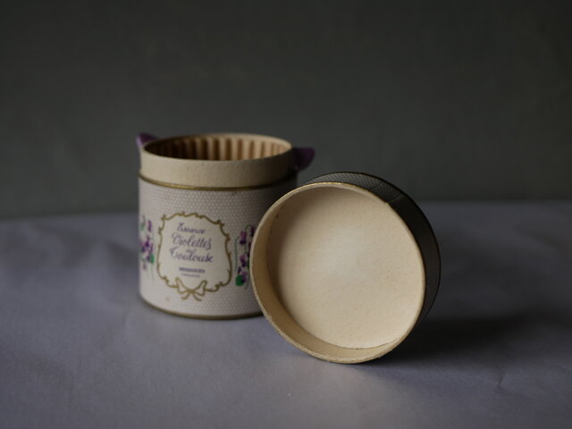 TOULOUSE スミレの香水 フランスアンティーク ベルドゥ社 アンティークのある生活 | iichi 日々の暮らしを心地よくするハンドメイドやアンティークのマーケットプレイス