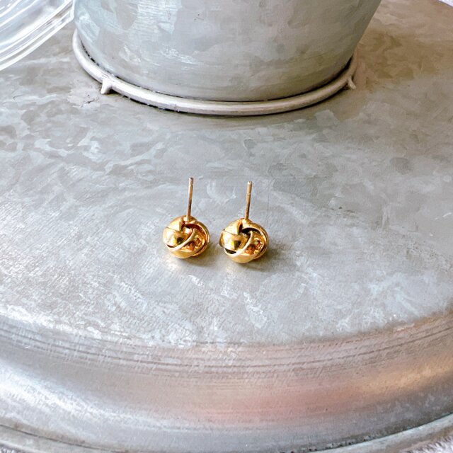 P641-ヴィンテージピアス U.S.A. 1980s Gold Tone Knot | iichi 日々の暮らしを心地よくするハンドメイドや ...