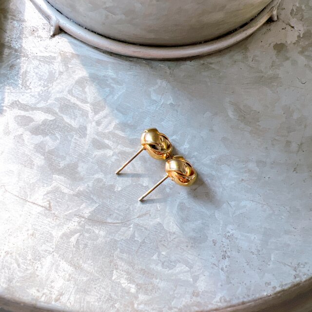 P641-ヴィンテージピアス U.S.A. 1980s Gold Tone Knot | iichi 日々の暮らしを心地よくするハンドメイドや ...