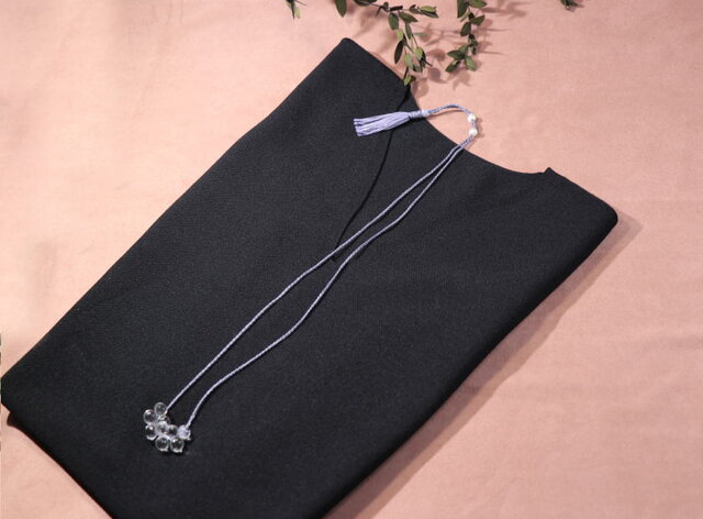 ラベンダーシルクと水晶のネックレス（金属アレルギー対応） | iichi 日々の暮らしを心地よくするハンドメイドやアンティークのマーケットプレイス