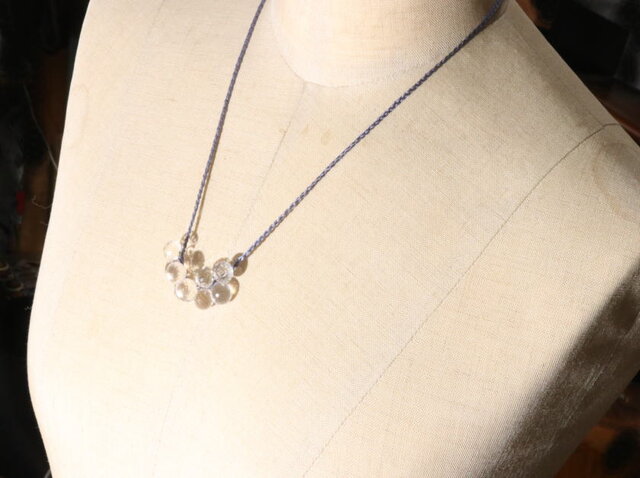 ラベンダーシルクと水晶のネックレス（金属アレルギー対応） | iichi 日々の暮らしを心地よくするハンドメイドやアンティークのマーケットプレイス