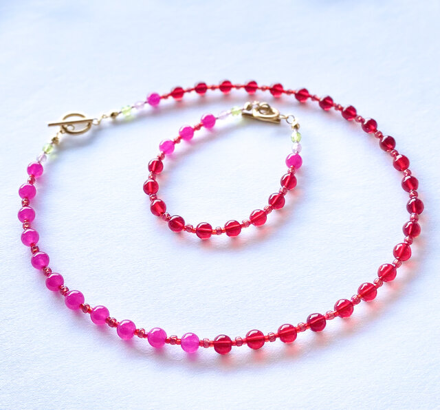 Glossy Cherry 天然石とガラスビーズのマンテルネックレス | iichi 日々の暮らしを心地よくするハンドメイドやアンティークのマーケットプレイス