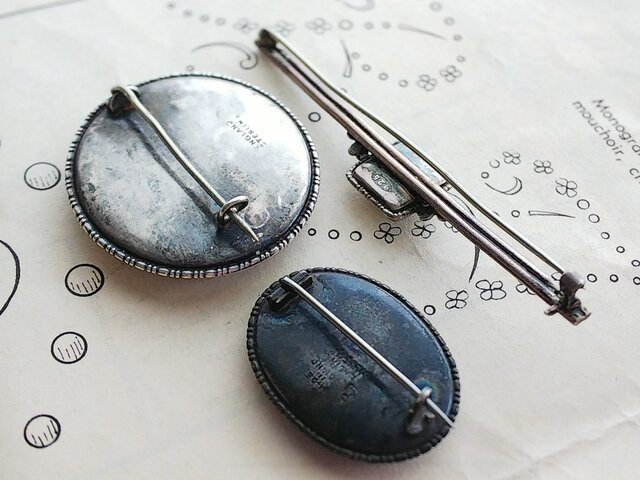 アンティーク モルフォ蝶とCloverのブローチ（69×12㎜） | iichi 日々の暮らしを心地よくするハンドメイドやアンティークのマーケットプレイス