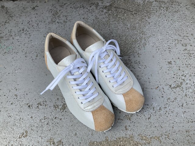 【輝くホワイト！】クラシックなデザインと本革の上質感！EMAのスニーカー/パールホワイト×ベージュスエードのコピー | iichi 日々の暮らしを心地よくするハンドメイドやアンティークの ...