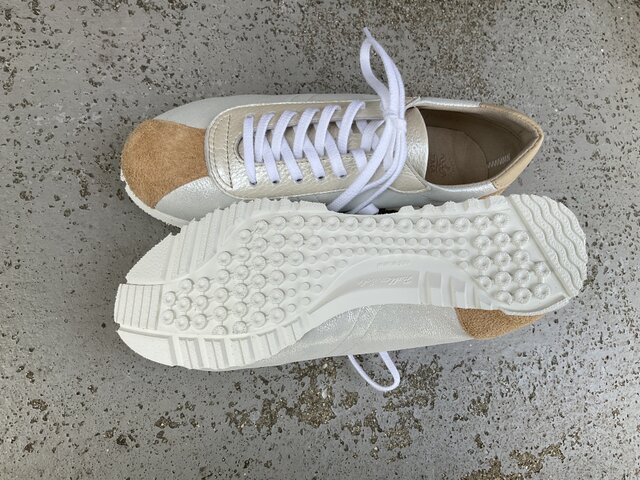 【輝くホワイト！】クラシックなデザインと本革の上質感！EMAのスニーカー/パールホワイト×ベージュスエードのコピー | iichi 日々の暮らしを心地よくするハンドメイドやアンティークの ...